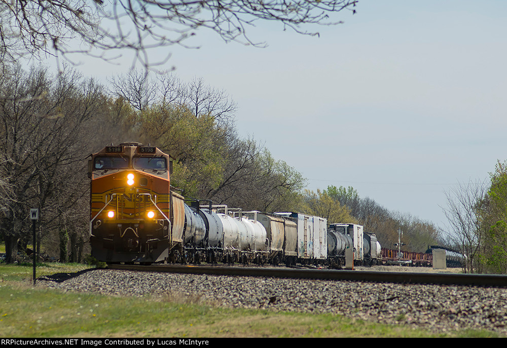 BNSF 5198 westbound BNSF manifest train
